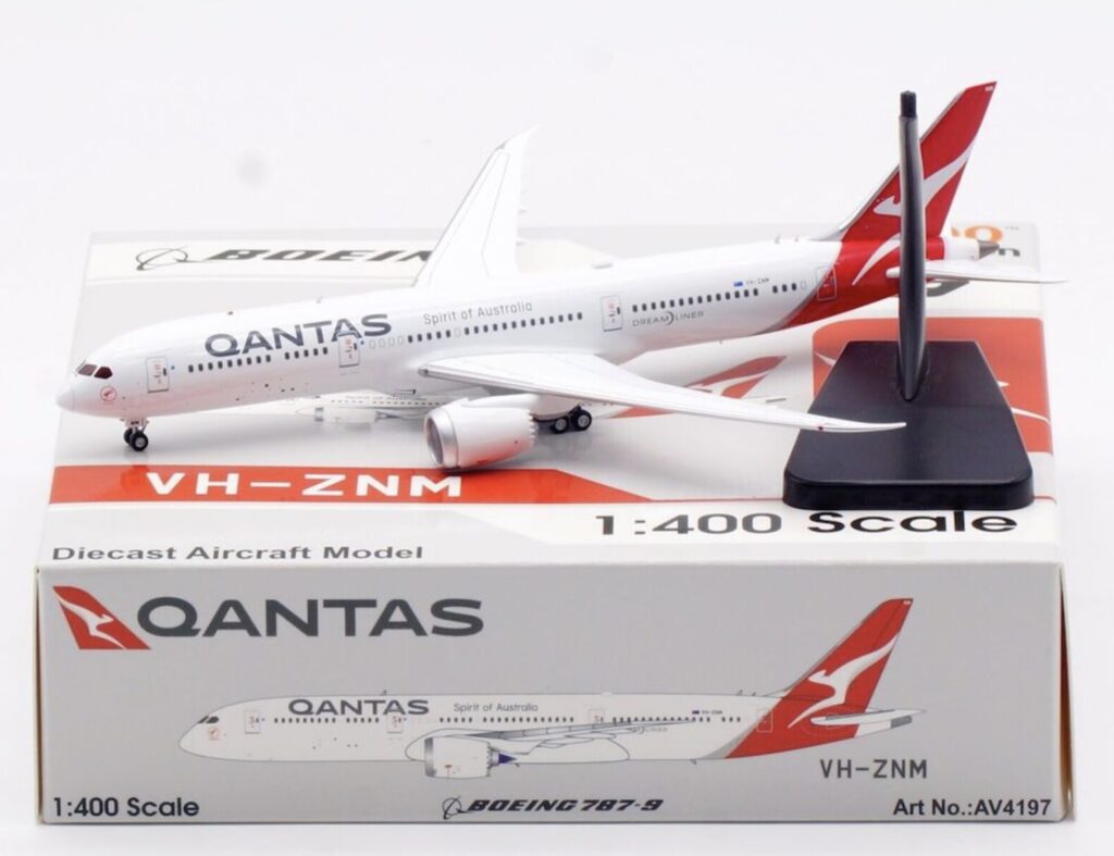 AV4197 Qantas B787-9 Dreamliner VH-ZNM (with rolling detachable ...